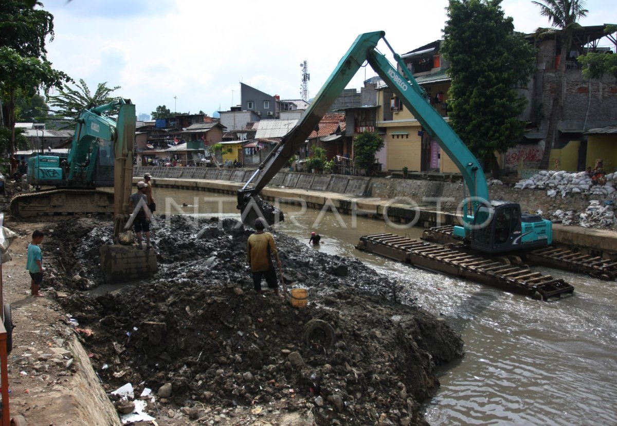 PENGERUKAN KALI CILIWUNG | ANTARA Foto