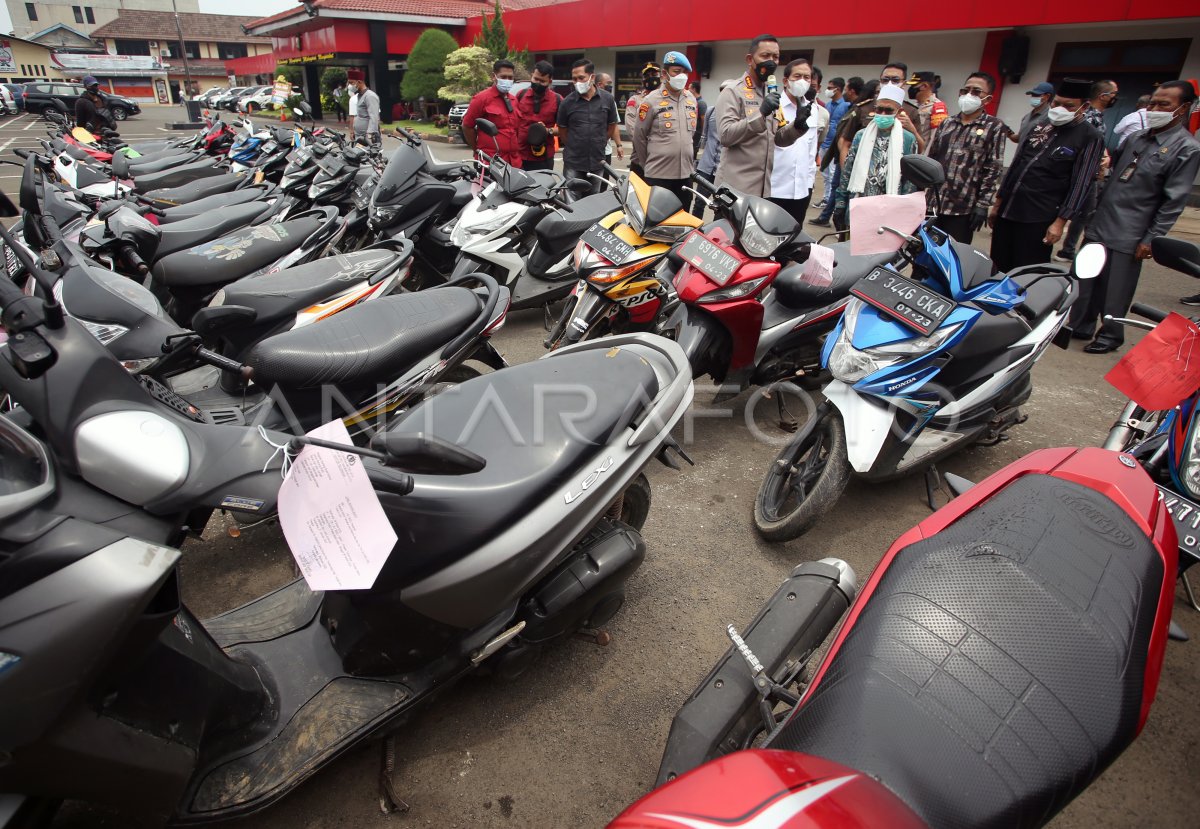 PENGUNGKAPAN PENJUALAN MOTOR CURIAN LEWAT MEDSOS | ANTARA Foto