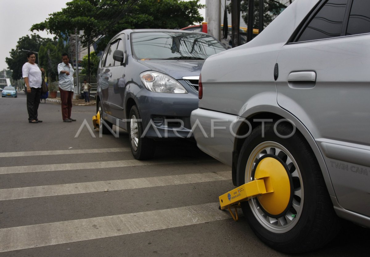 PENERTIBAN PARKIR LIAR. | ANTARA Foto