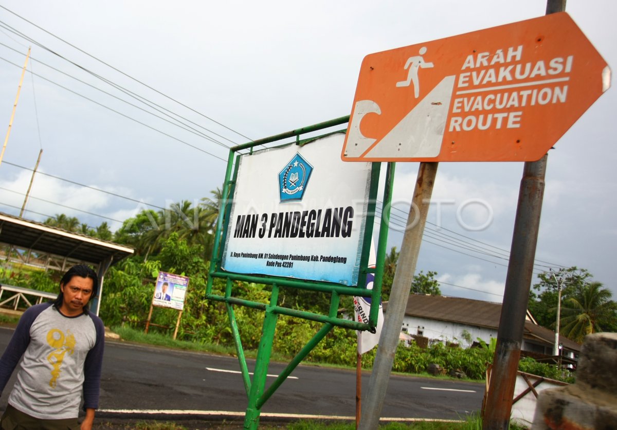 TSUNAMI DISASTER EVACUATION DIRECTION BOARD | ANTARA Foto