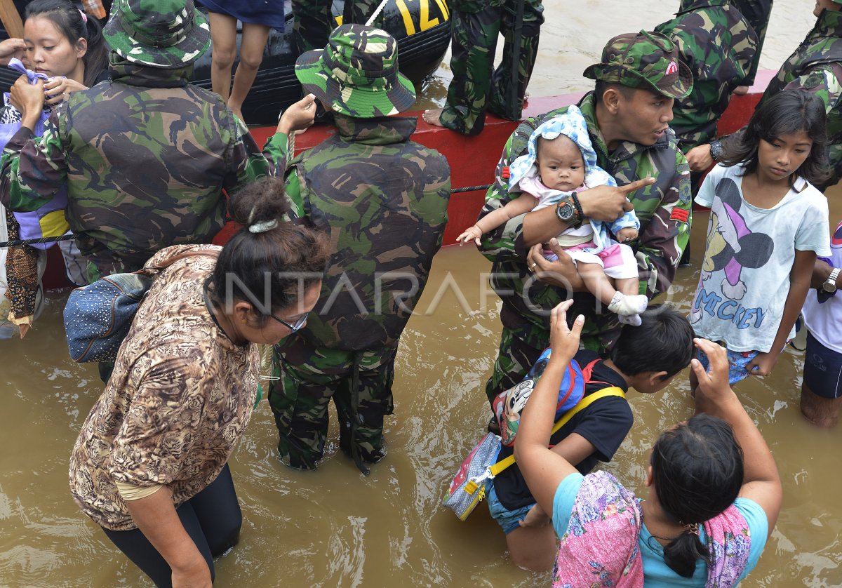 EVAKUASI KORBAN BANJIR | ANTARA Foto
