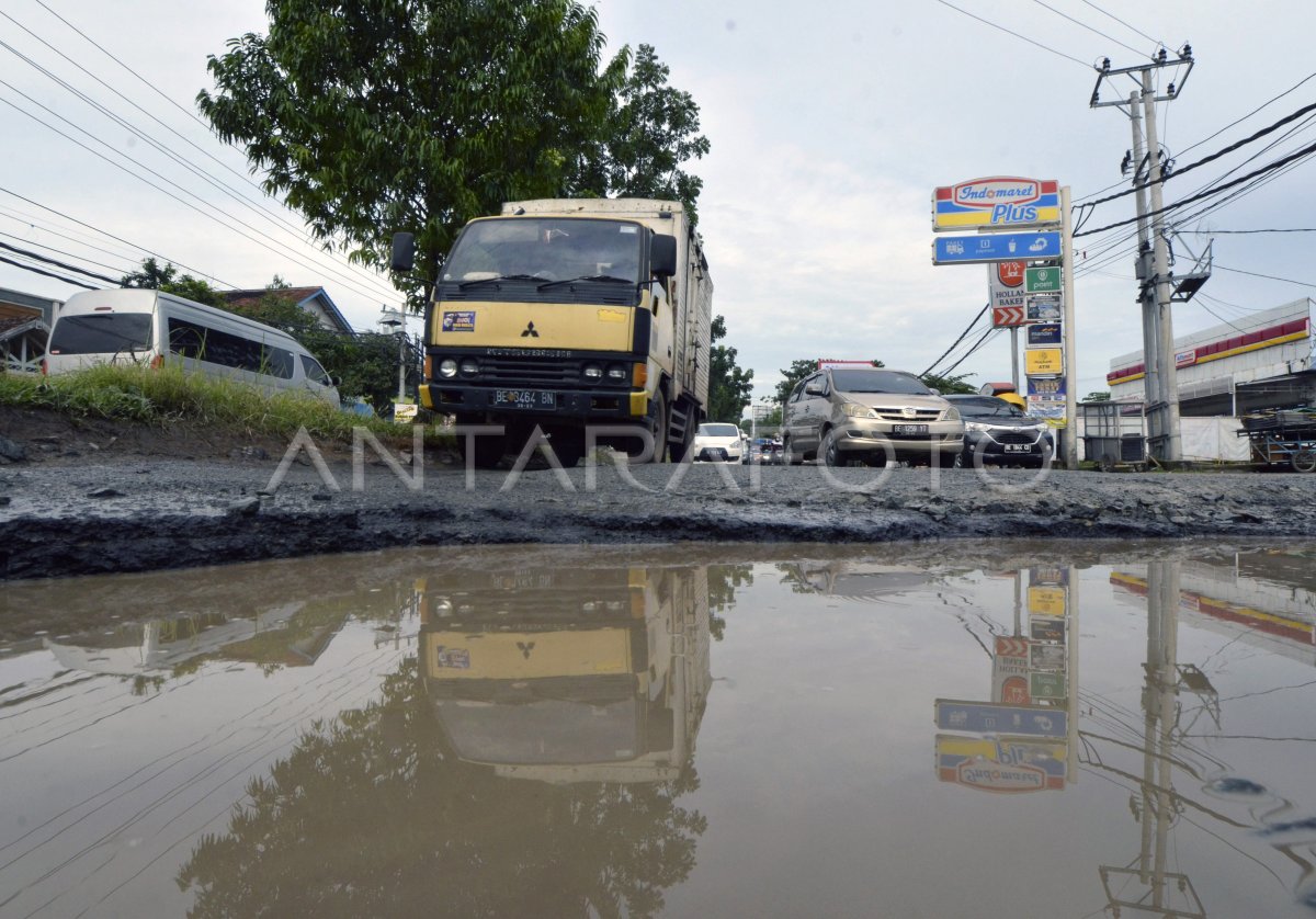 JALAN AKSES PINTU TOL KOTA BARU RUSAK | ANTARA Foto JALAN AKSES PINTU TOL KOTA BARU RUSAK | ANTARA Foto