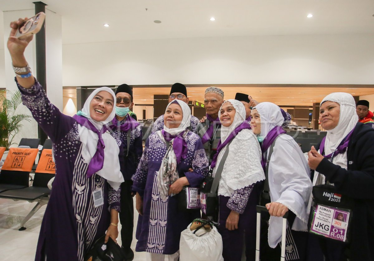 Pemberangkatan kloter pertama jamaah calon haji Indonesia | ANTARA Foto