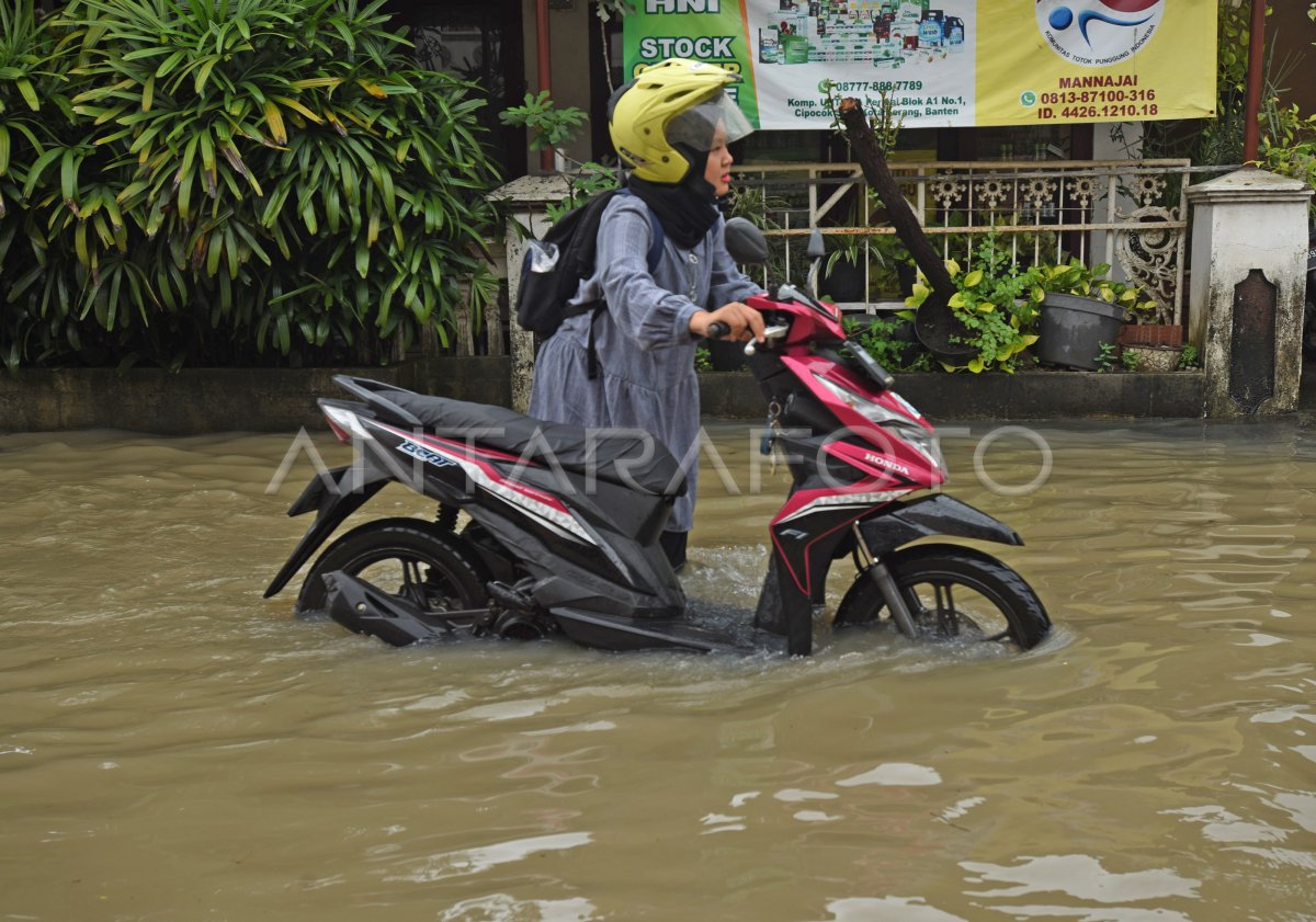 Banjir akibat drainase tersumbat | ANTARA Foto