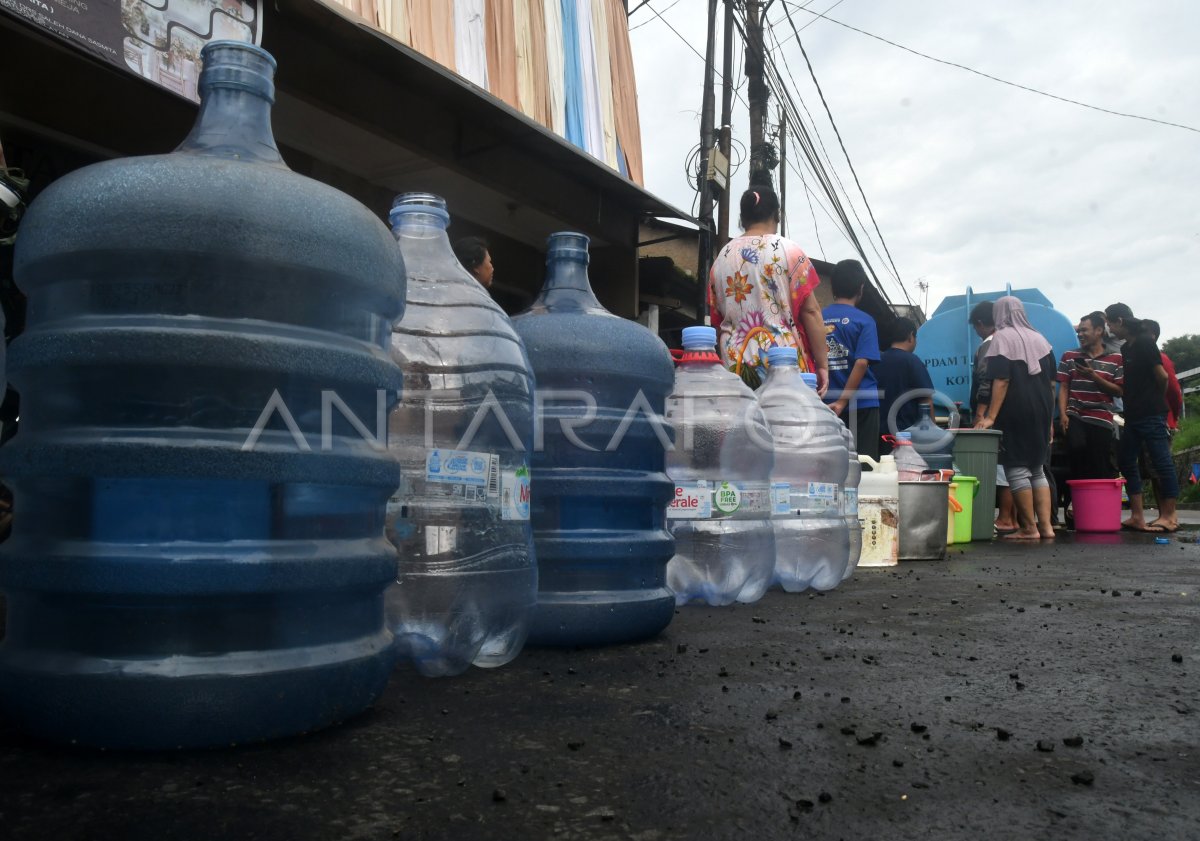 Distribusi air bersih di Kota Bogor | ANTARA Foto