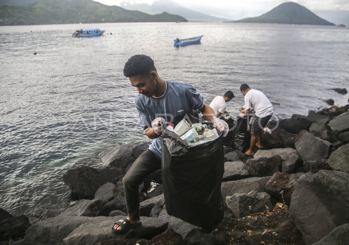 Aksi membersihkan sampah plastik di Pantai wisata Ternate | ANTARA Foto