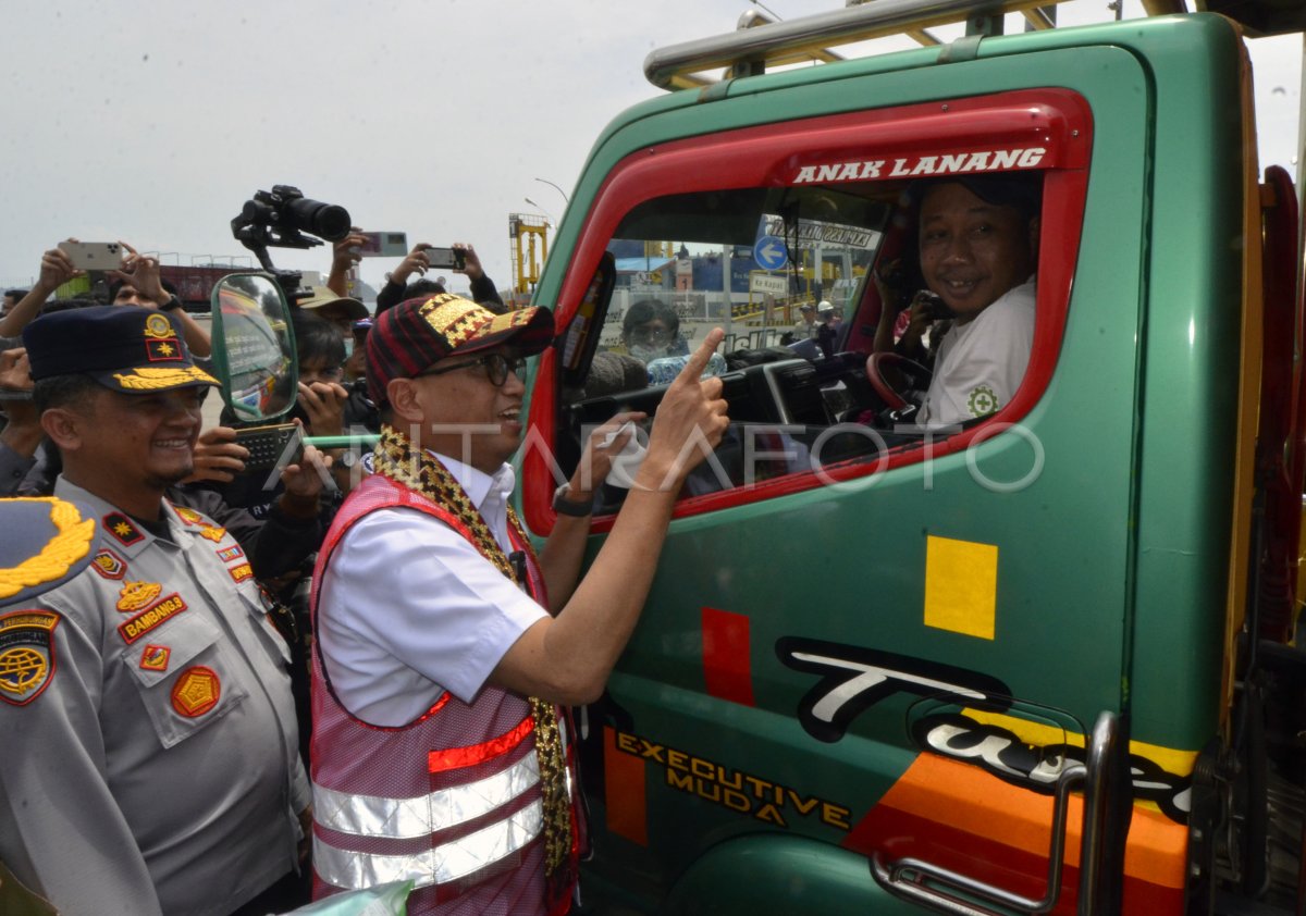 MENHUB TINJAU MUDIK PELABUHAN BAKAUHENI | ANTARA Foto