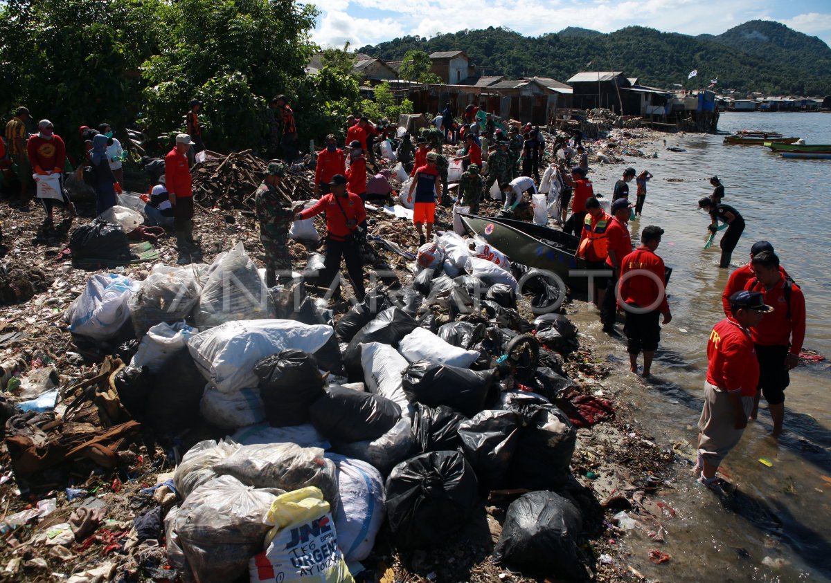 AKSI BERSIH-BERSIH SAMPAH DI PANTAI | ANTARA Foto