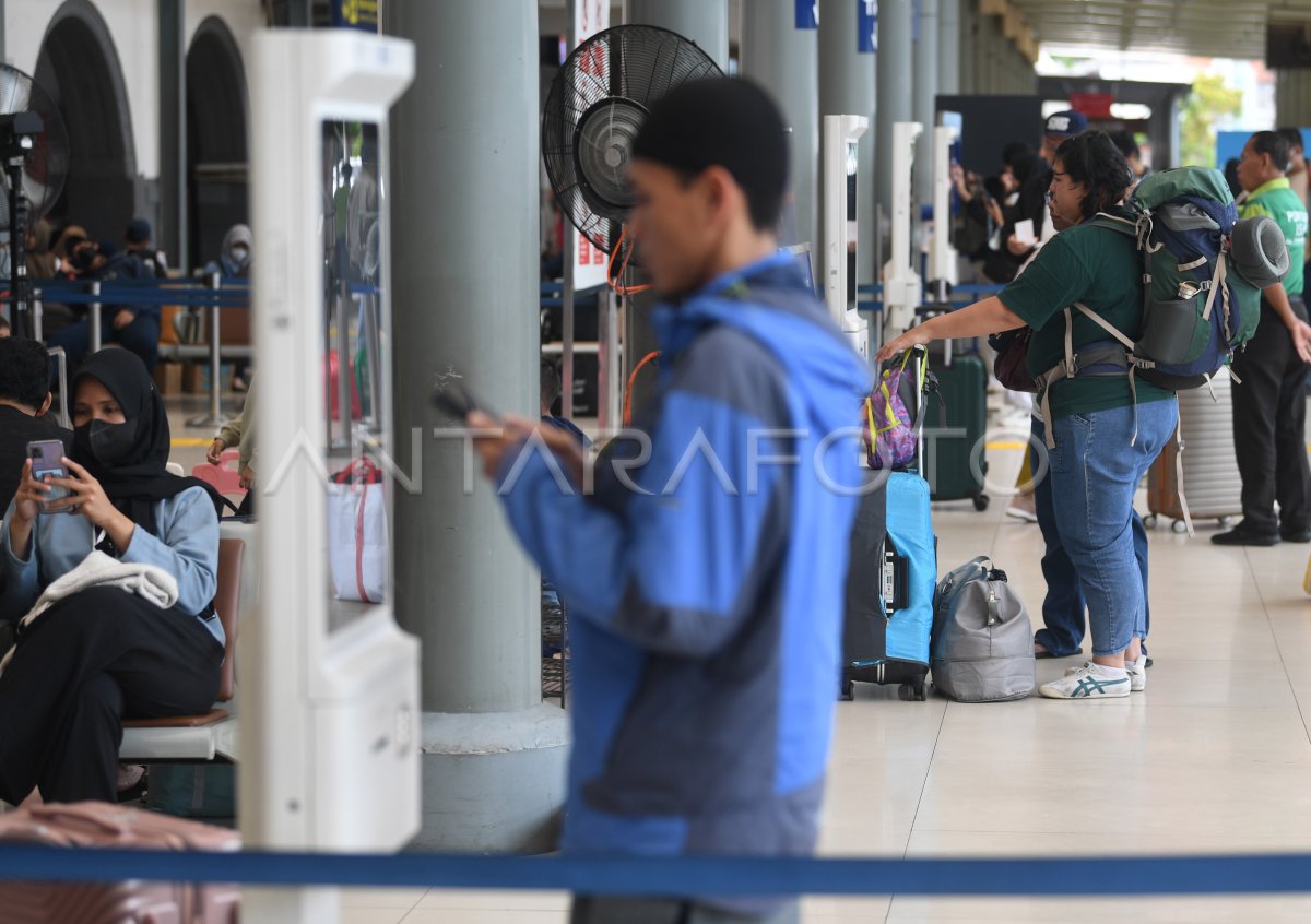 Mudik lebih awal di Stasiun Pasar Senen | ANTARA Foto