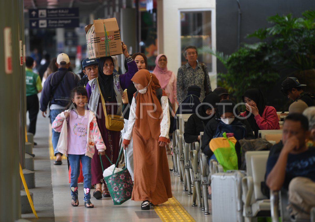 Mudik lebih awal di Stasiun Pasar Senen | ANTARA Foto