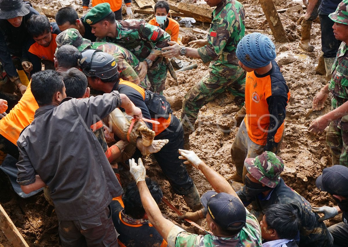 EVAKUASI KORBAN LONGSOR | ANTARA Foto