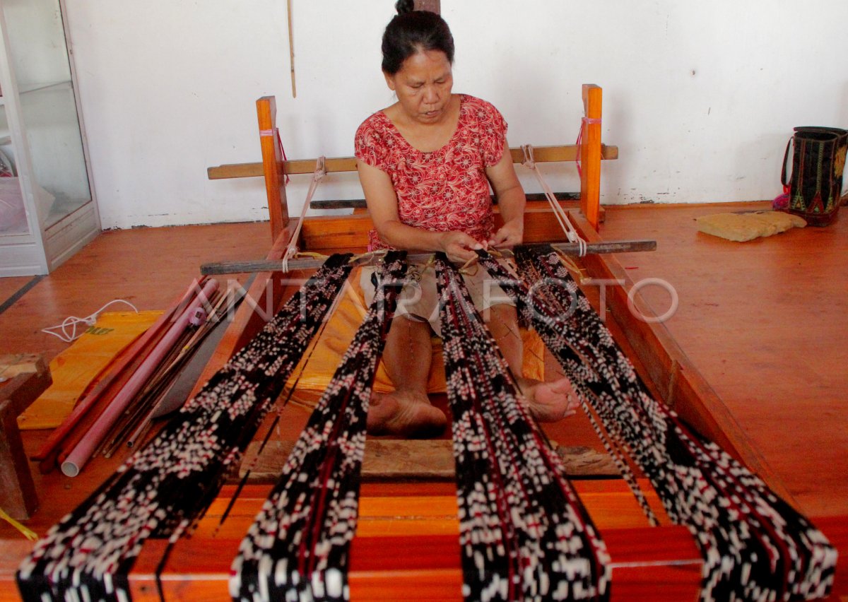 CRAFT WEAVING SPECIAL NTT | ANTARA Foto