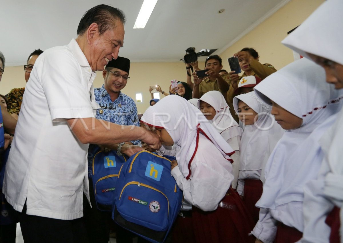 BANTUAN UNTUK ANAK KORBAN GEMPA | ANTARA Foto