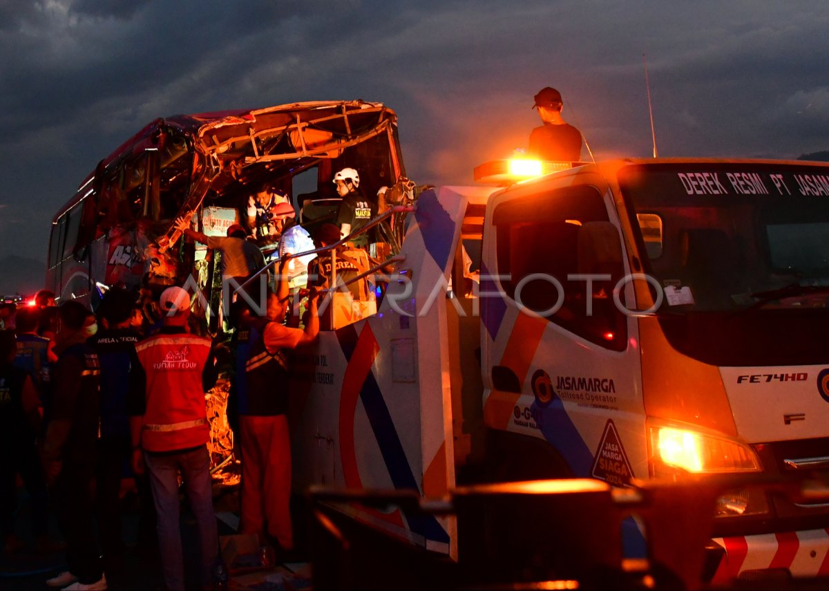 Kecelakaan bus pariwisata dan truk di ruas Tol Pandaan Malang | ANTARA Foto