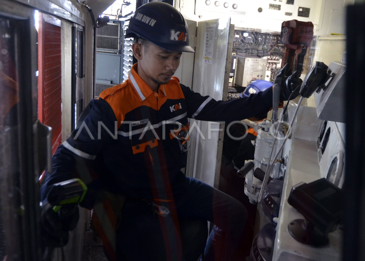 Perawatan lokomotif jelang Natal dan tahun baru | ANTARA Foto Perawatan lokomotif jelang Natal dan tahun baru | ANTARA Foto