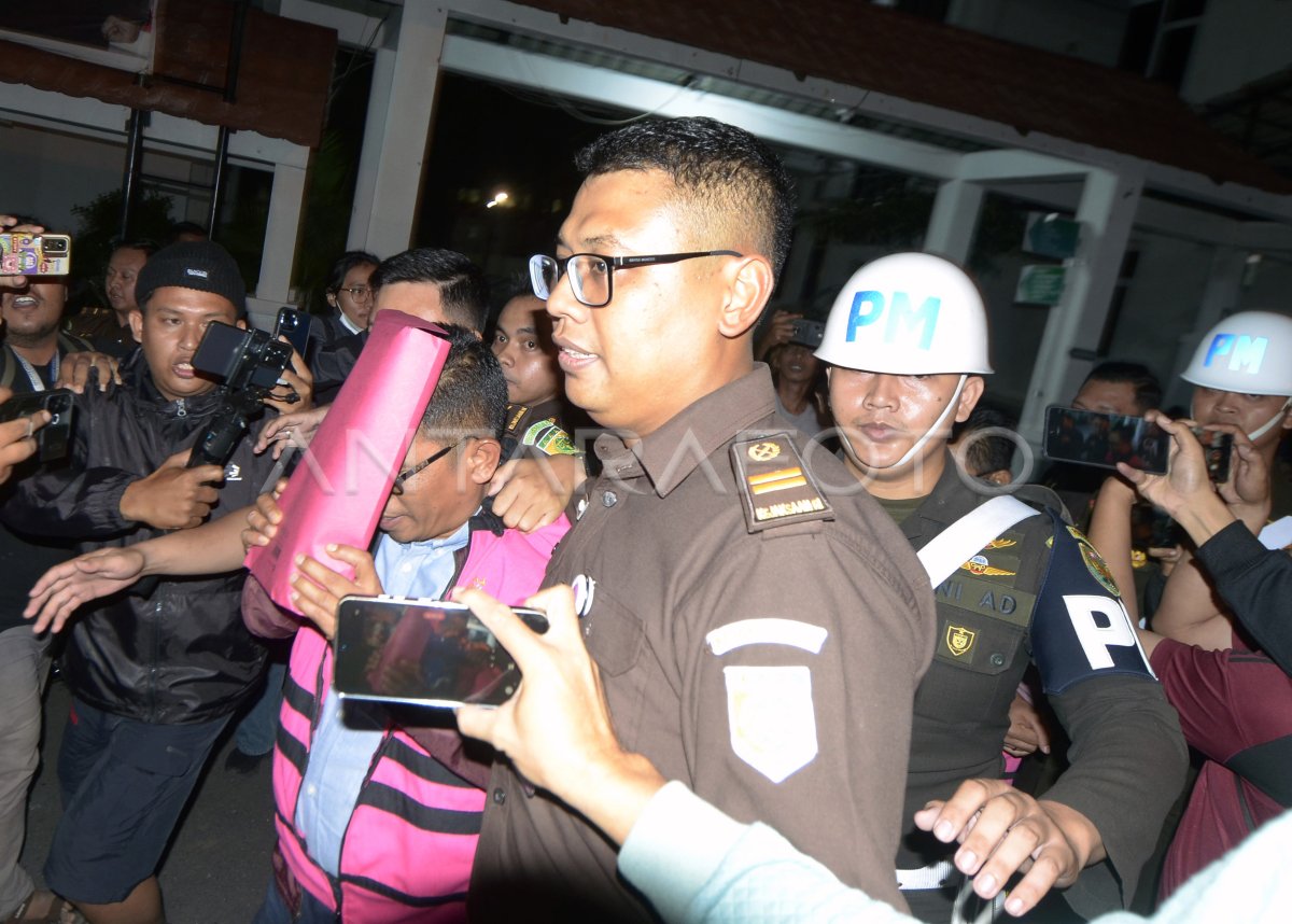 Kejati Lampung tahan tersangka pembangunan jalan tol Lampung | ANTARA Foto