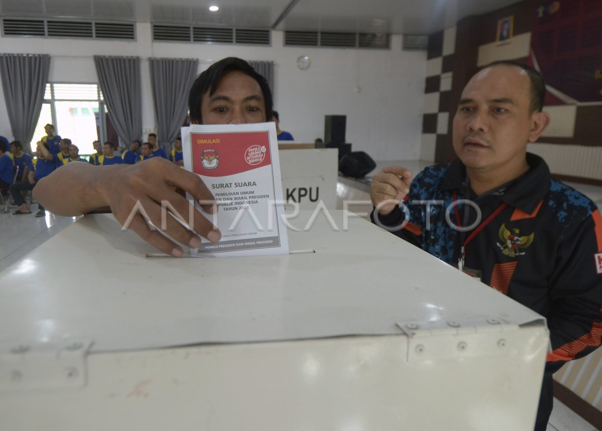 Simulasi pemungutan dan perhitungan suara Pemilu 2024 | ANTARA Foto