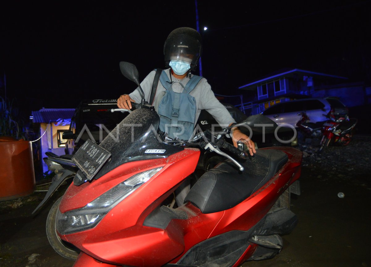 Hujan abu Gunung Marapi | ANTARA Foto Hujan abu Gunung Marapi | ANTARA Foto