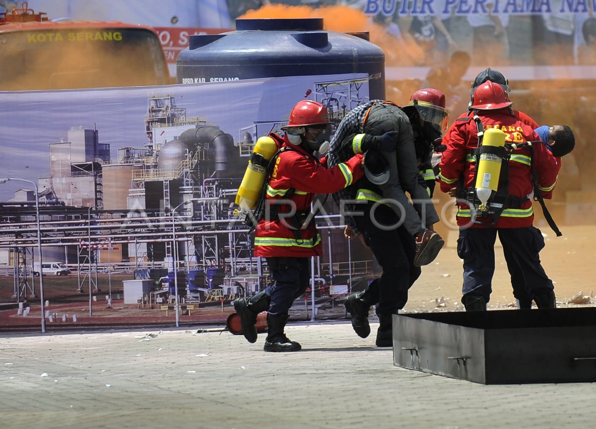 PENANGANAN BENCANA INDUSTRI | ANTARA Foto