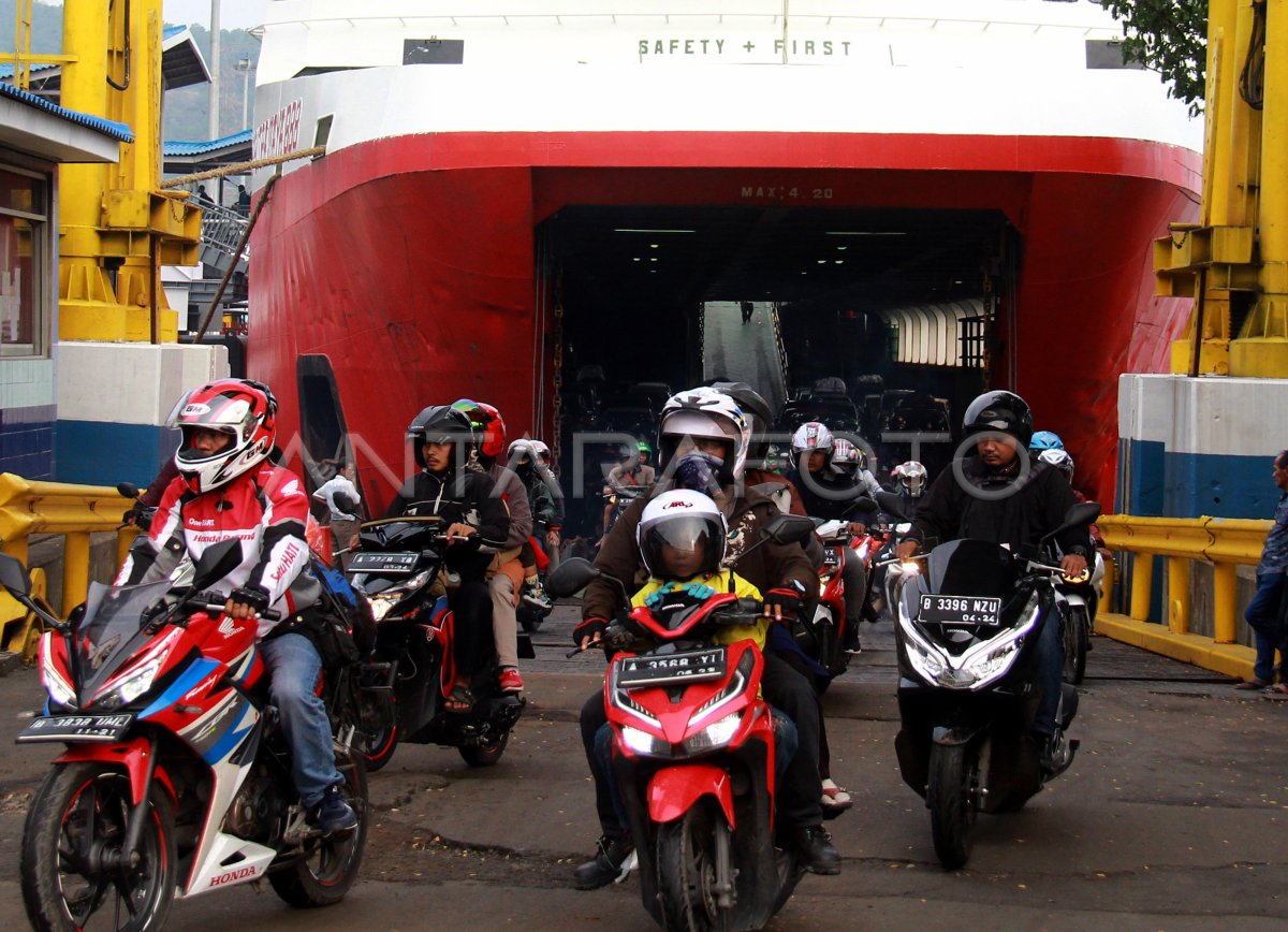 PUNCAK ARUS BALIK PELABUHAN MERAK | ANTARA Foto