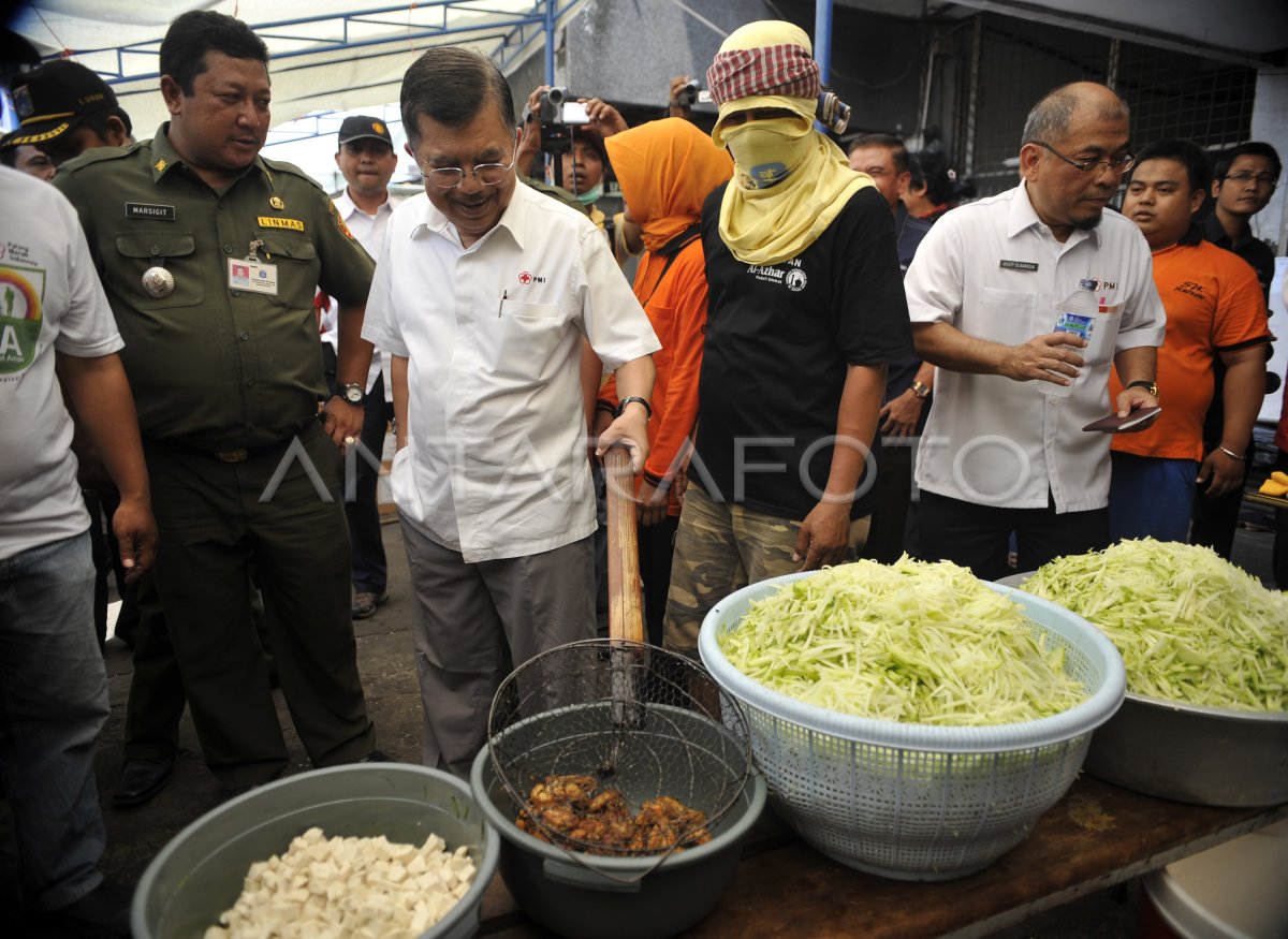 KUNJUNGI KORBAN KEBAKARAN | ANTARA Foto KUNJUNGI KORBAN KEBAKARAN | ANTARA Foto