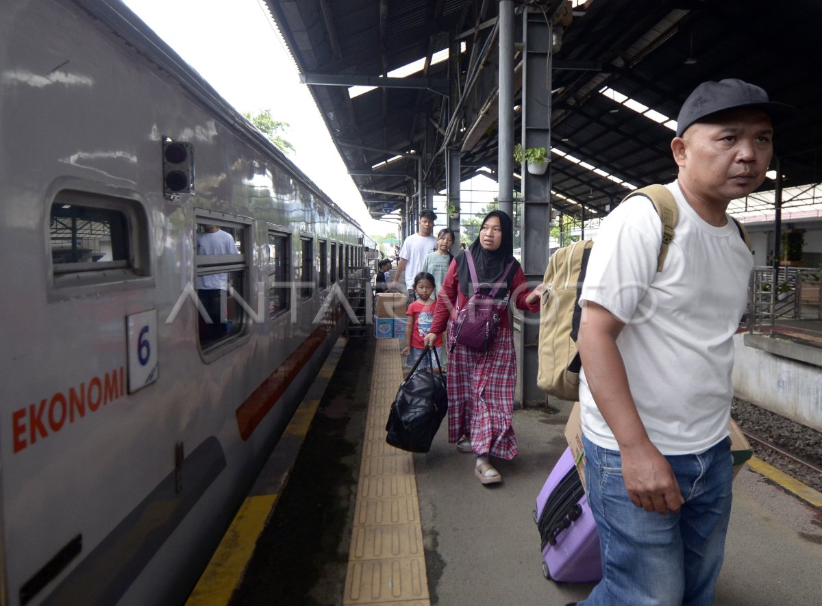 Arus mudik di Stasiun Kereta Api Tanjungkarang | ANTARA Foto