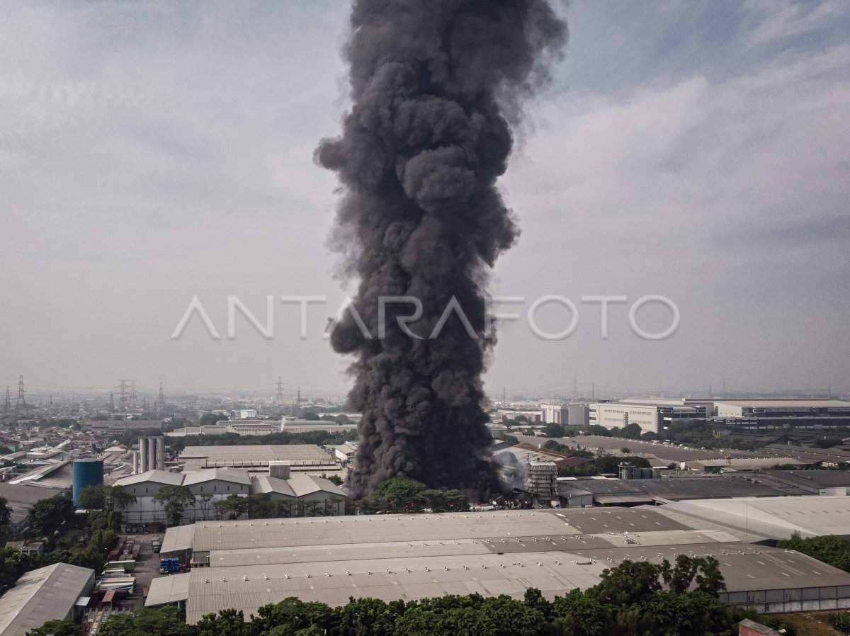 Kebakaran pabrik di Bekasi | ANTARA Foto