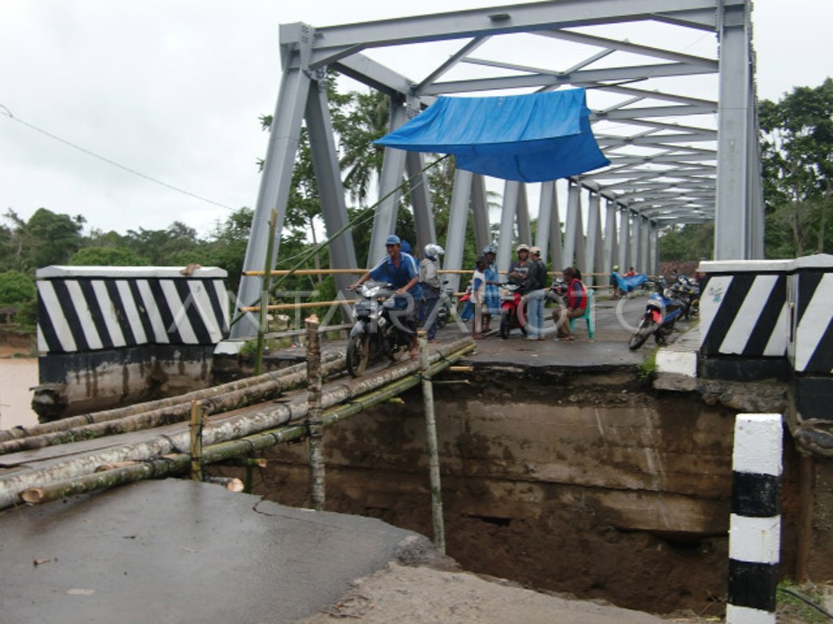 JEMBATAN PUTUS | ANTARA Foto