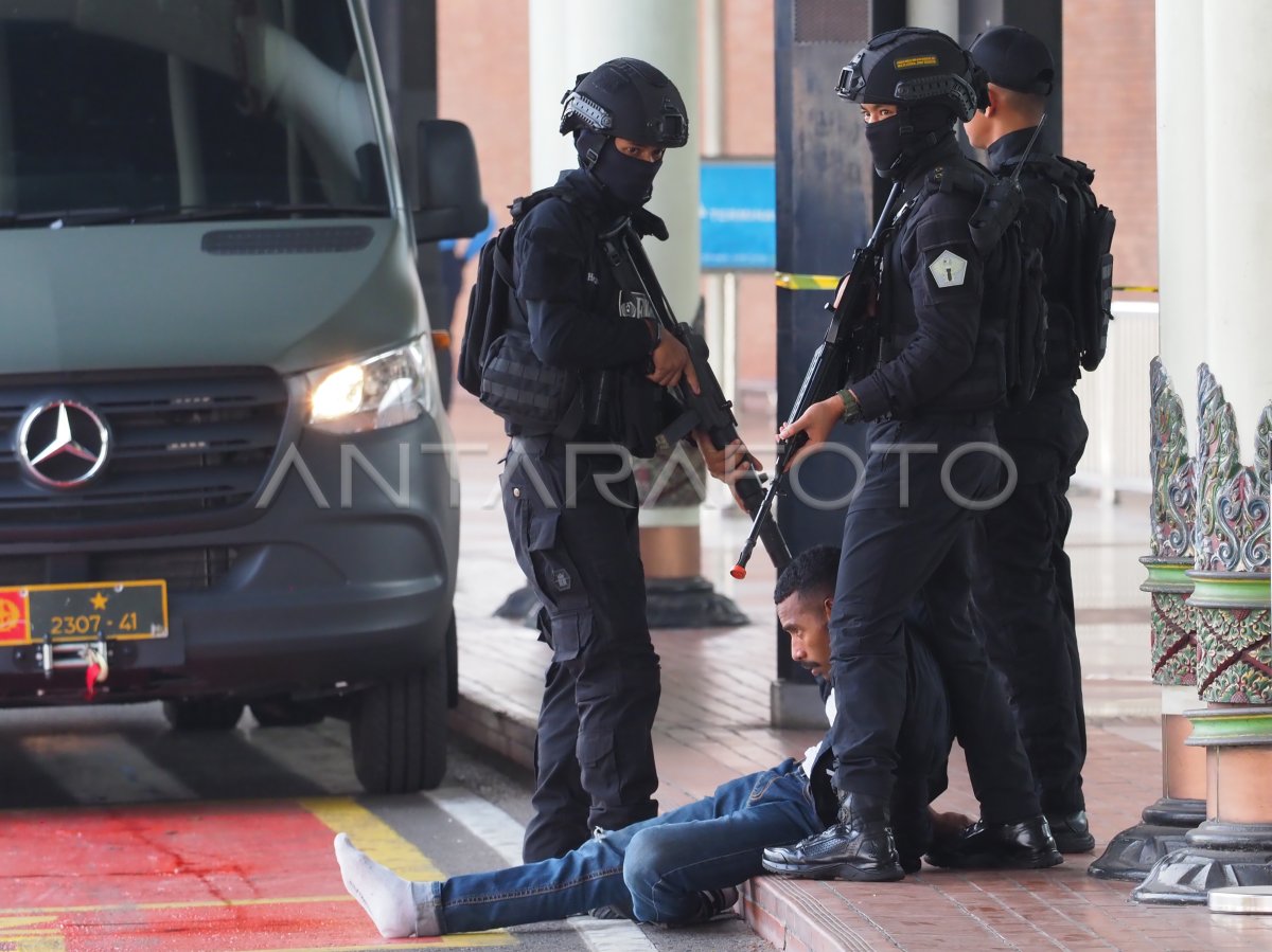 Simulasi ancaman bom di Bandara Soekarno Hatta | ANTARA Foto