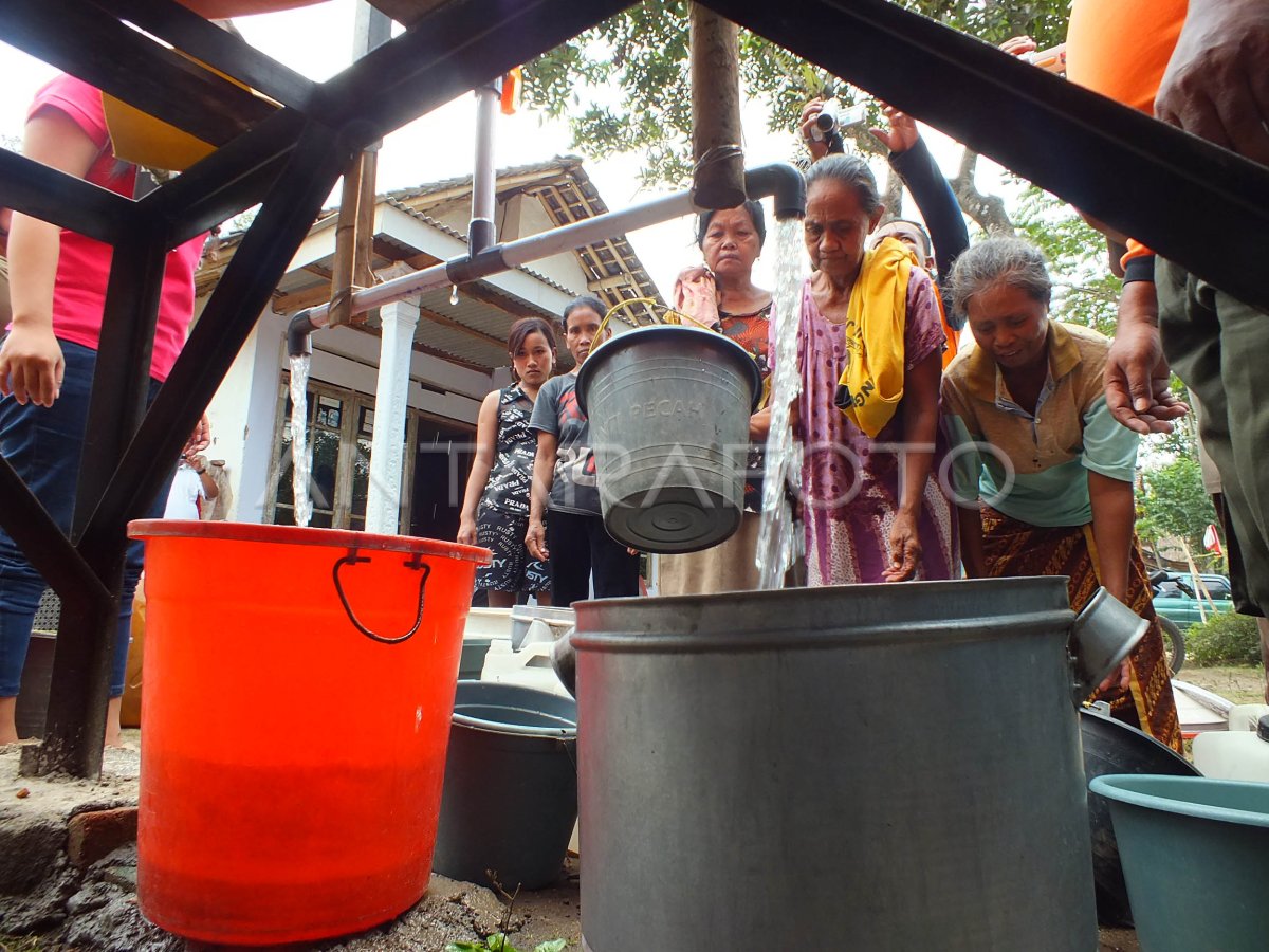 DISTRIBUSI AIR BERSIH | ANTARA Foto