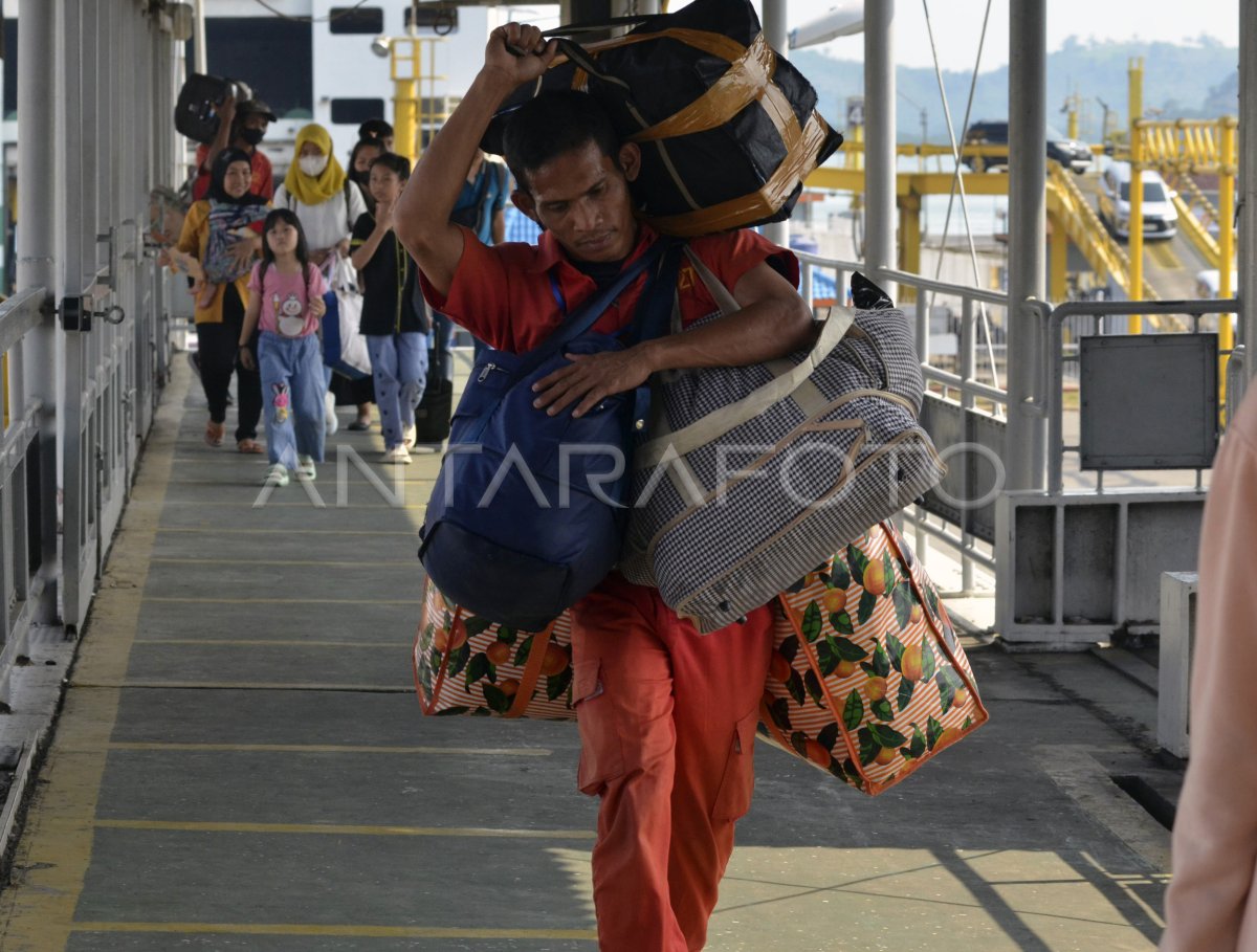 ARUS MUDIK PELABUHAN BAKAUHENI | ANTARA Foto