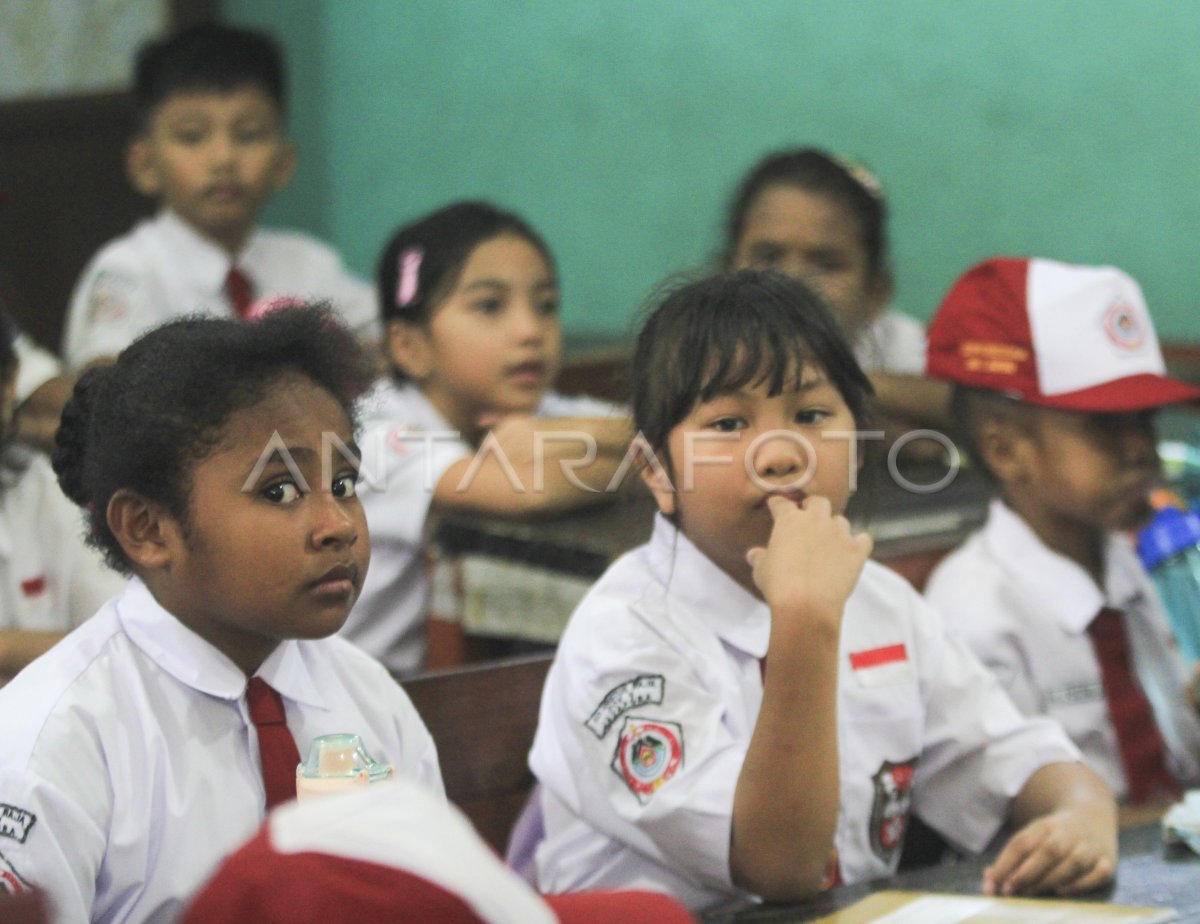 Hari pertama masuk sekolah di Papua | ANTARA Foto