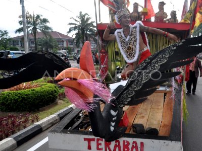 LOMBA MELUKIS PERISAI SUKU DAYAK | ANTARA Foto