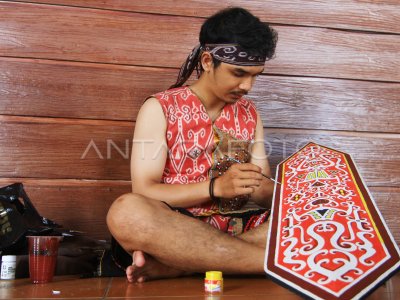 LOMBA MELUKIS PERISAI SUKU DAYAK | ANTARA Foto
