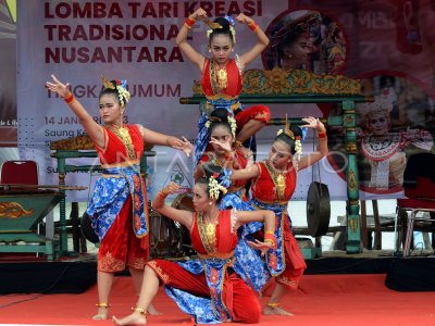 LOMBA TARI KREASI TRADISIONAL NUSANTARA | ANTARA Foto