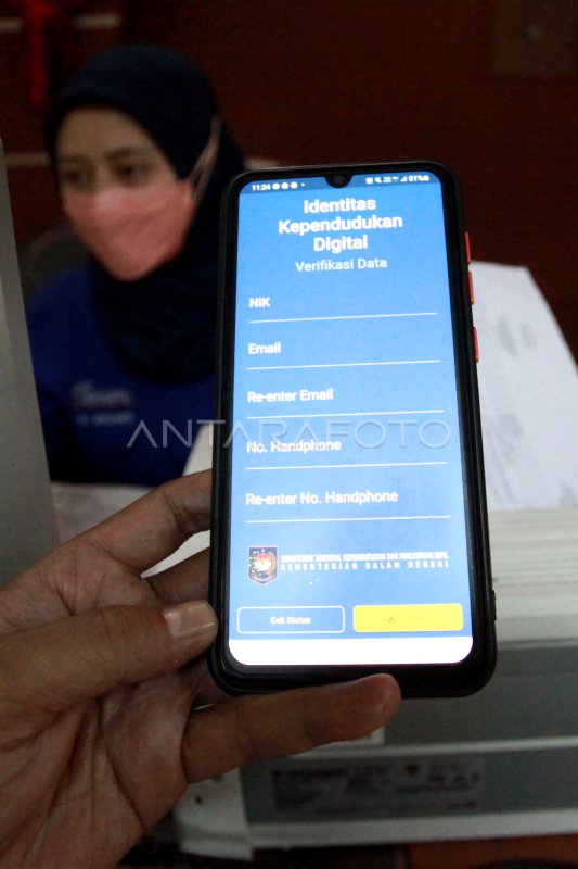 PEMBUATAN KTP DIGITAL DI KELURAHAN DKI JAKARTA | ANTARA Foto