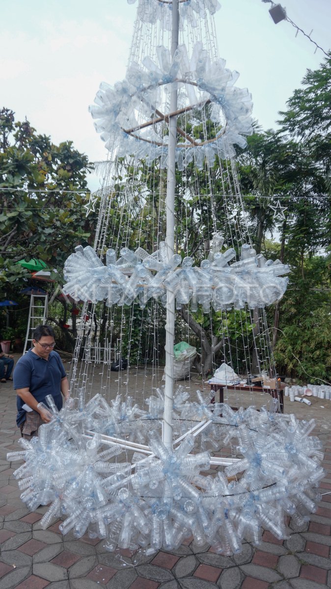 CHRISTMAS TREE OF PLASTIC BOTTLE WASTE | ANTARA Foto