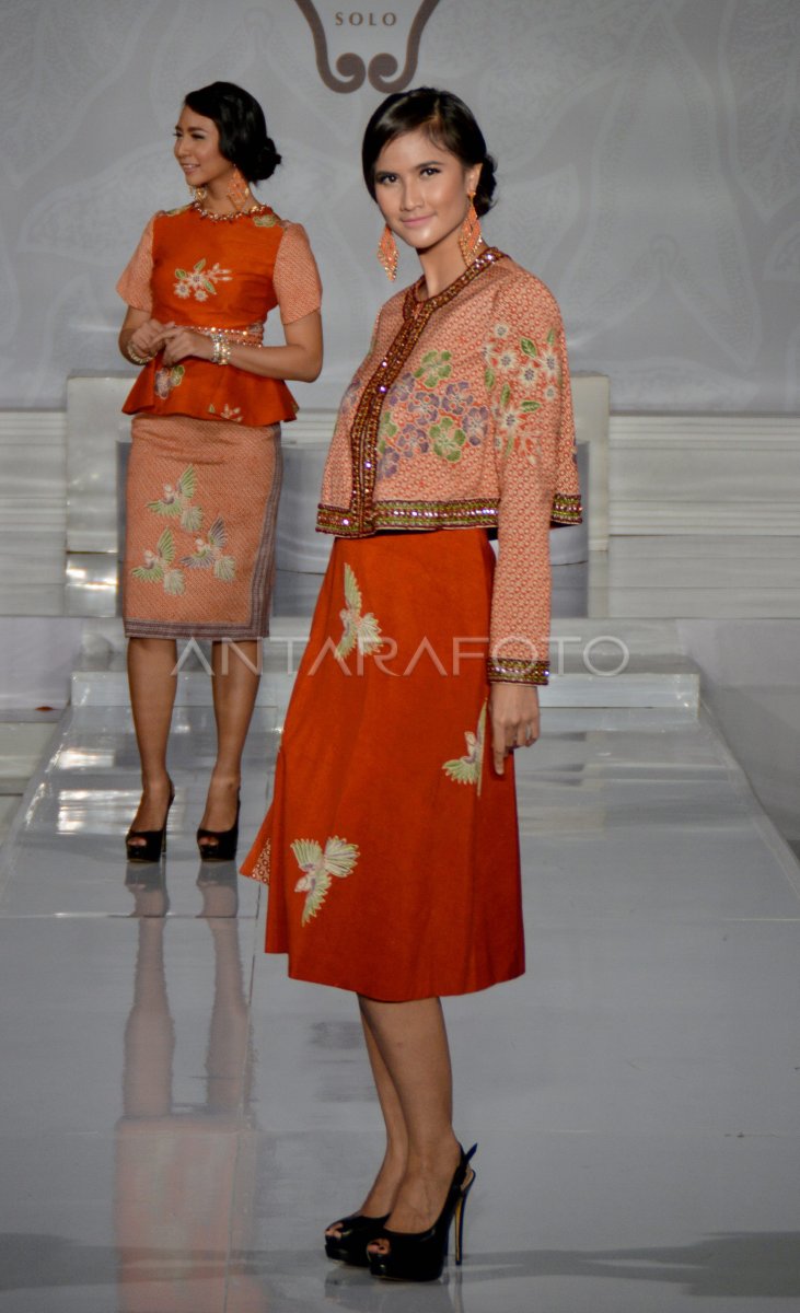 PERAGAAN BUSANA BATIK KONTEMPORER | ANTARA Foto