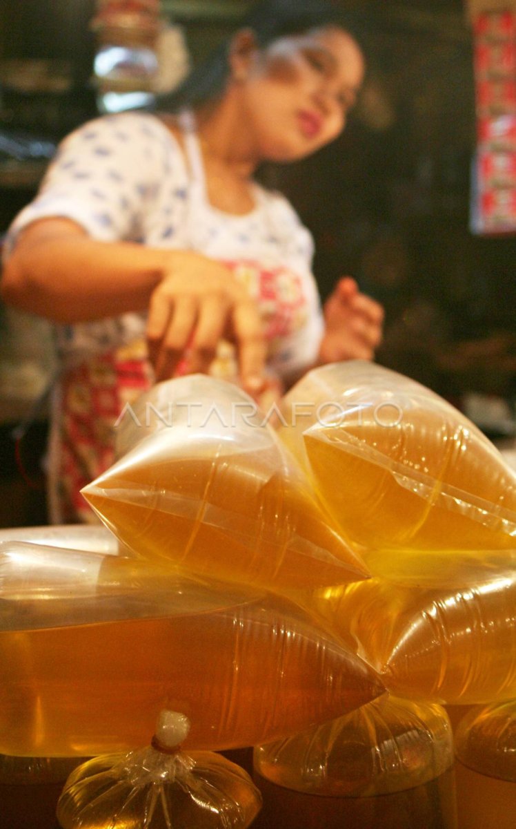 MINYAK GORENG CURAH | ANTARA Foto