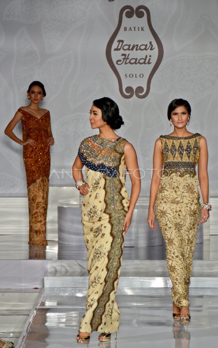 PERAGAAN BUSANA BATIK KONTEMPORER | ANTARA Foto