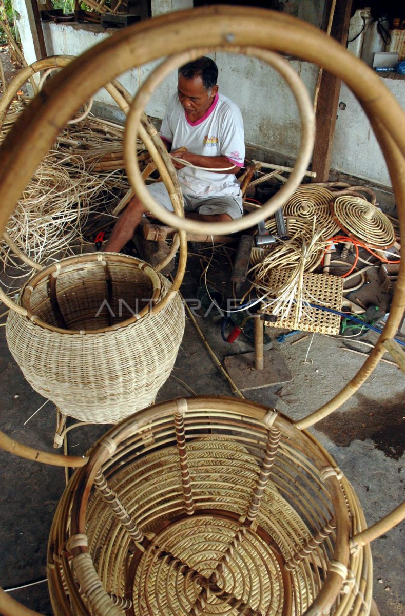 KERAJINAN ROTAN | ANTARA Foto