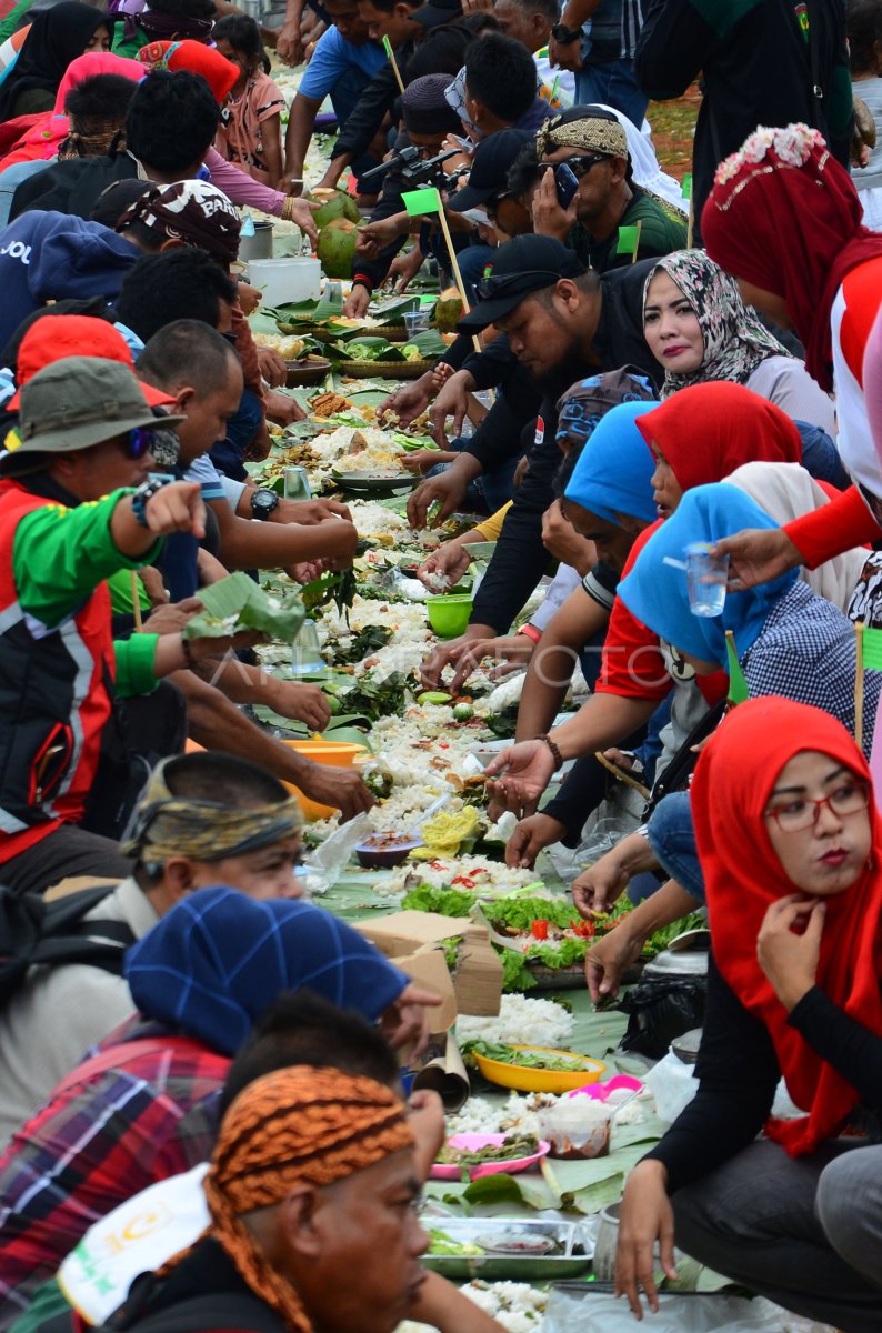 TRADISI MAKAN NASI LIWET | ANTARA Foto