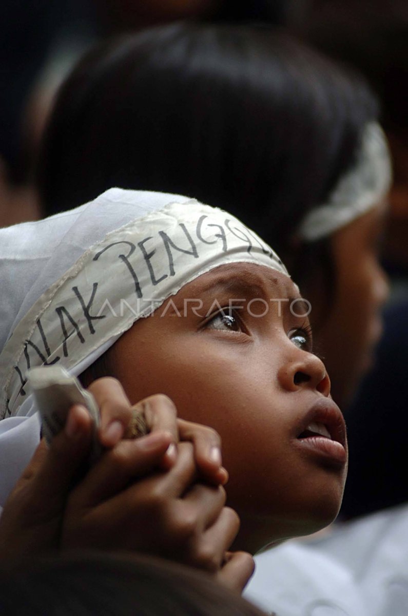 TOLAK PENGGUSURAN | ANTARA Foto TOLAK PENGGUSURAN | ANTARA Foto