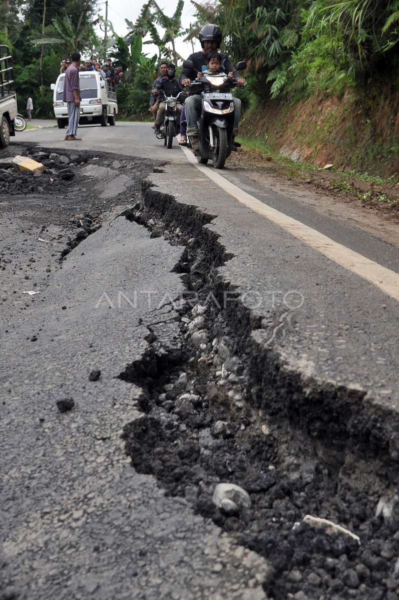 JALAN AMBLAS BANJARNEGARA | ANTARA Foto