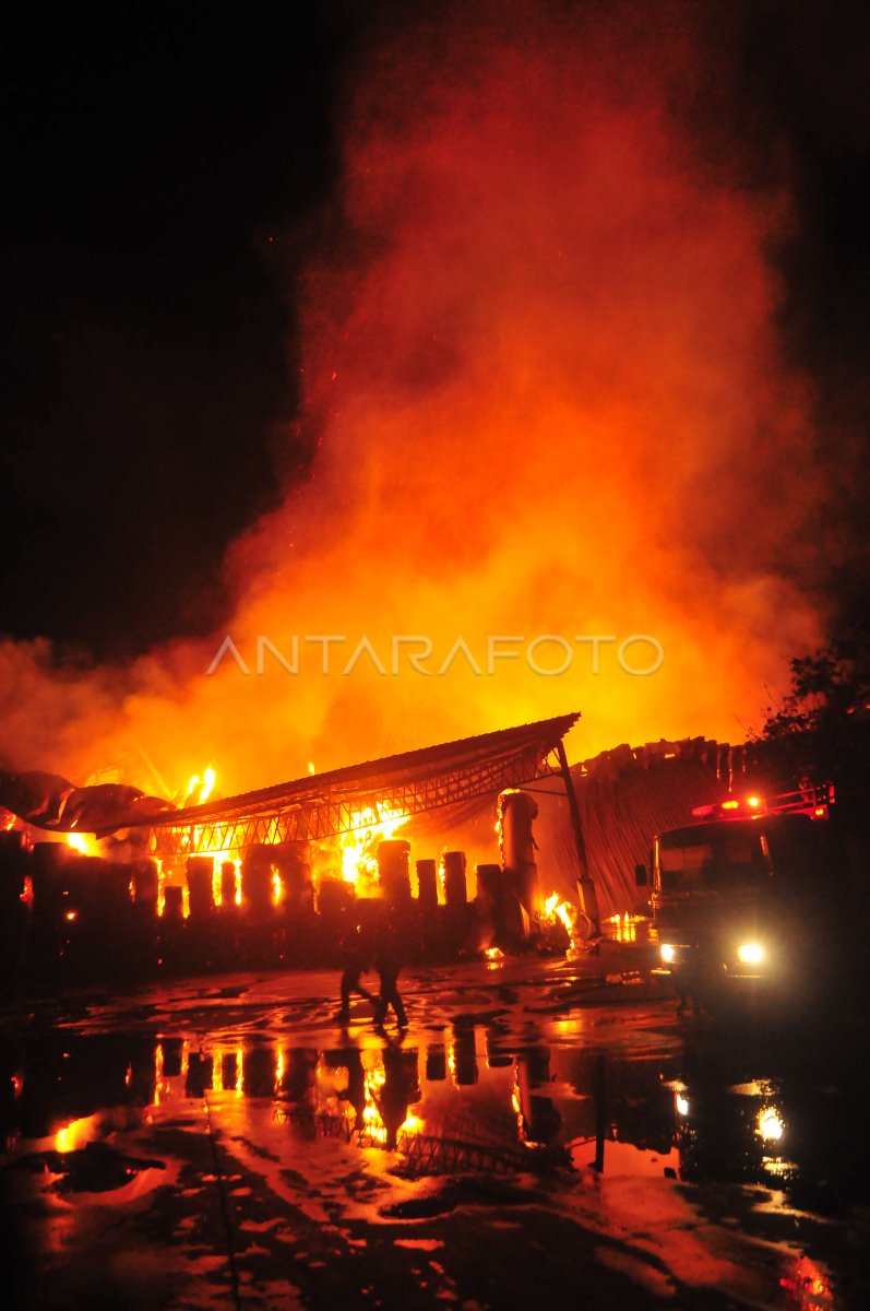 Kebakaran pabrik kertas di Kudus | ANTARA Foto