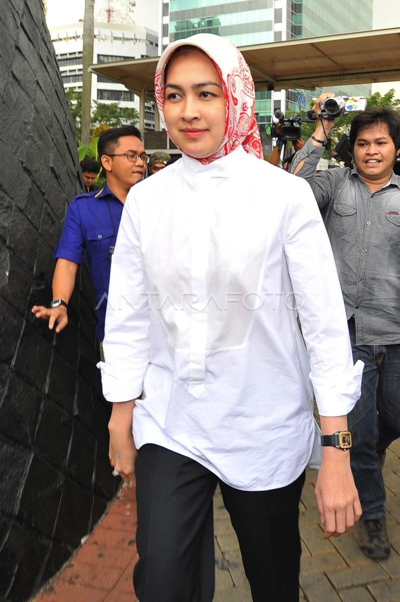 AIRIN JENGUK SUAMI | ANTARA Foto