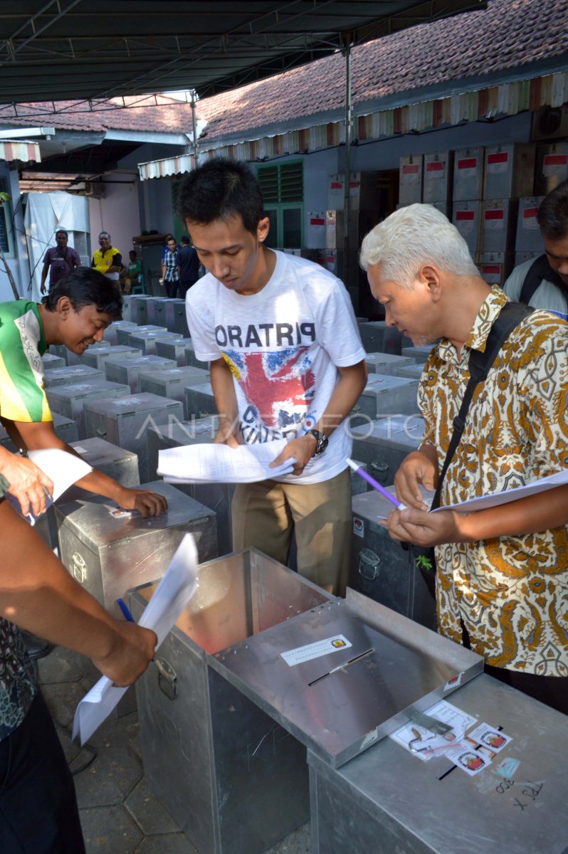 PEMBUKAAN ULANG KOTAK SUARA | ANTARA Foto PEMBUKAAN ULANG KOTAK SUARA | ANTARA Foto