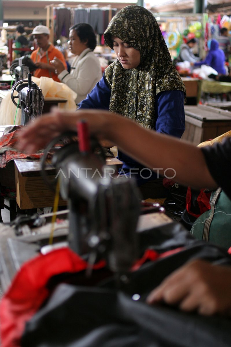 PENJAHIT DI PASAR | ANTARA Foto