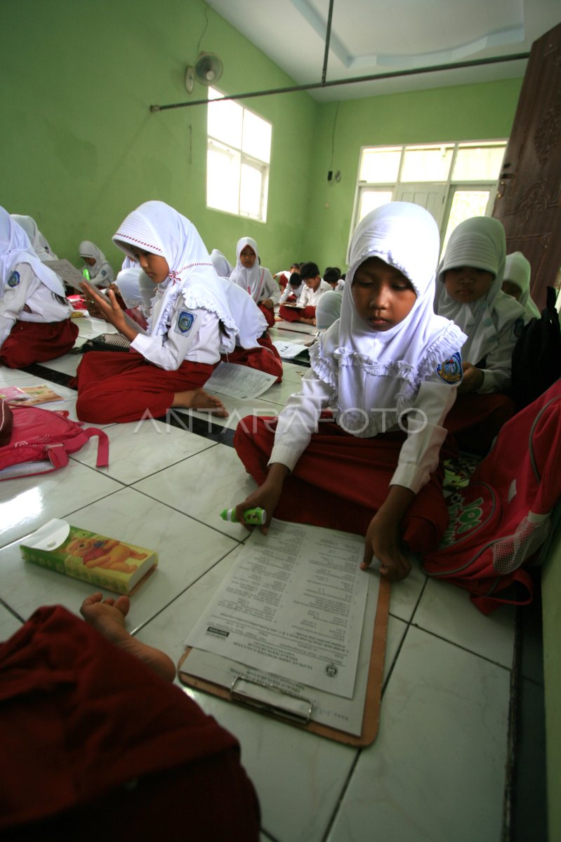 BELAJAR DI LANTAI | ANTARA Foto