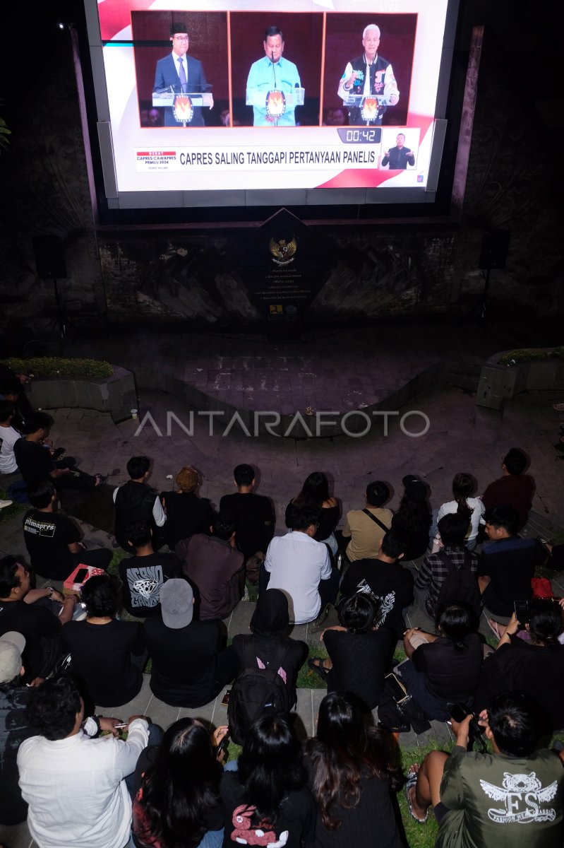 Nobar debat capres di ruang publik Bali | ANTARA Foto